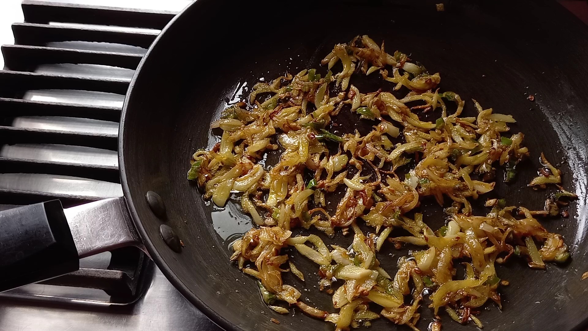 Spicy, Dry Maggi Masala Recipe With Eggs – Candid Treat