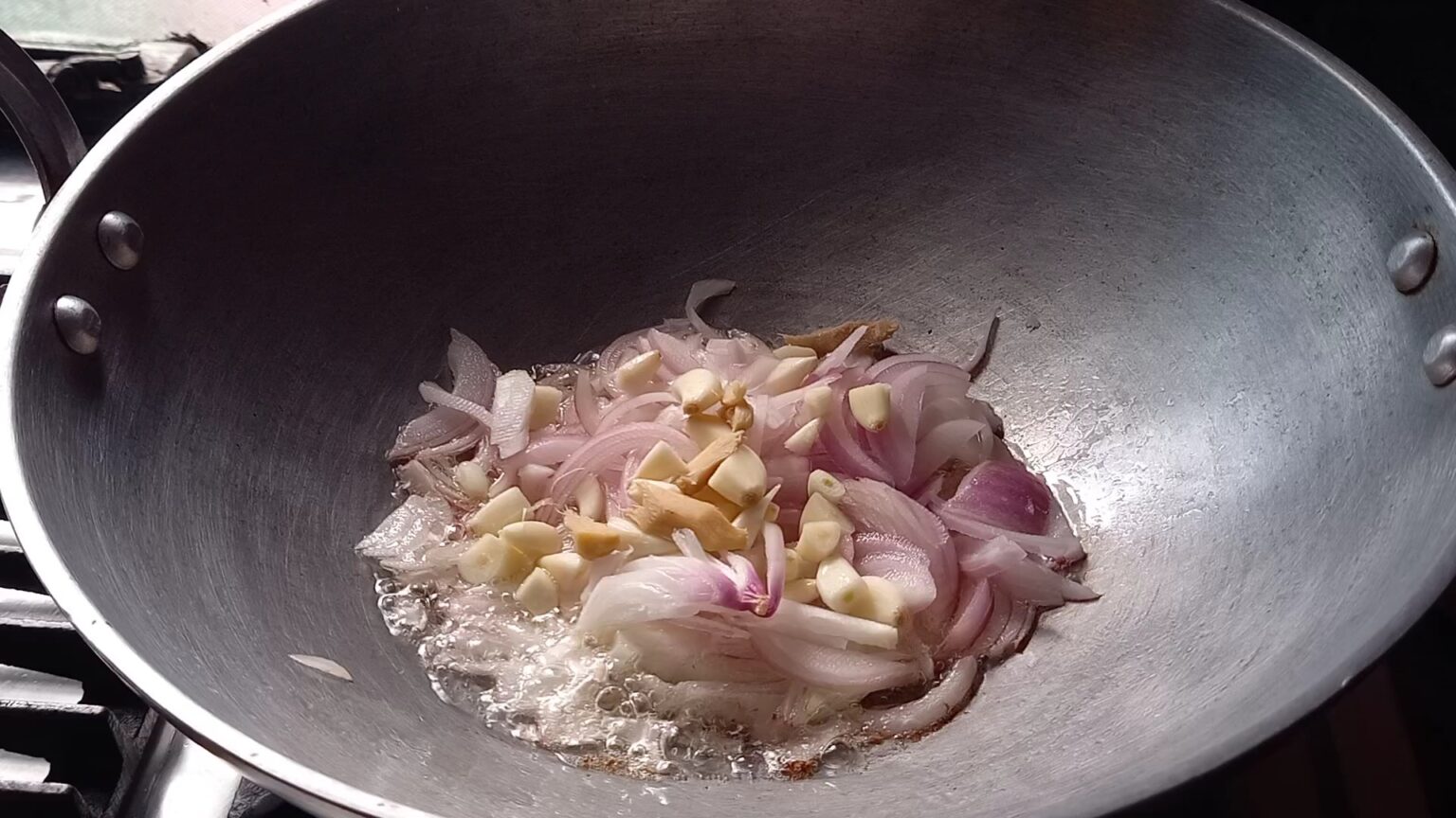 Tari Poha | Nagpur Special Tarri Poha – Candid Treat