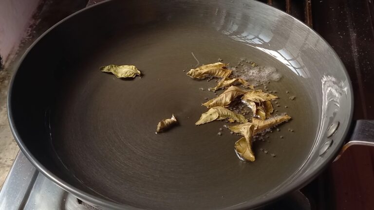 Tari Poha | Nagpur Special Tarri Poha – Candid Treat