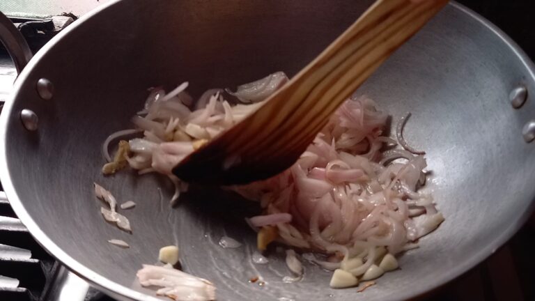 Tari Poha | Nagpur Special Tarri Poha – Candid Treat