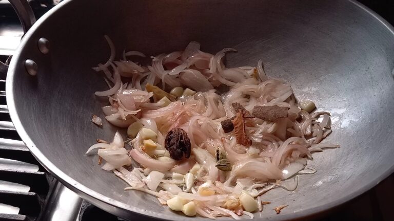 Tari Poha | Nagpur Special Tarri Poha – Candid Treat