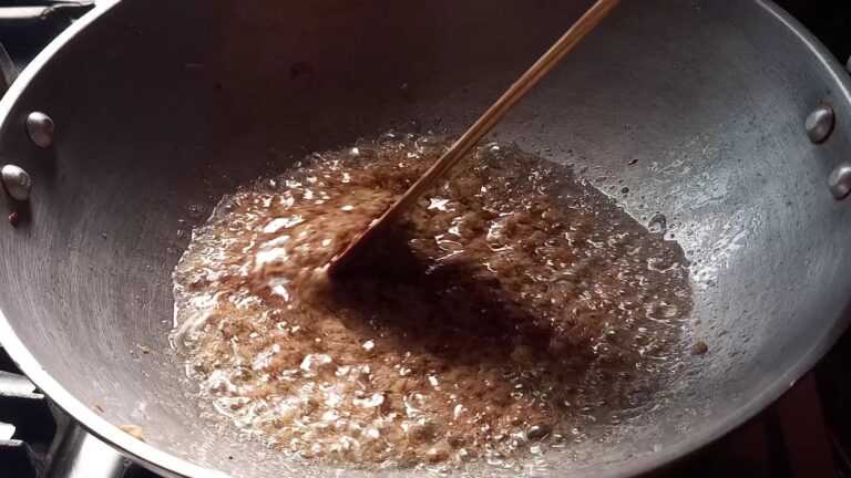 Tari Poha | Nagpur Special Tarri Poha – Candid Treat