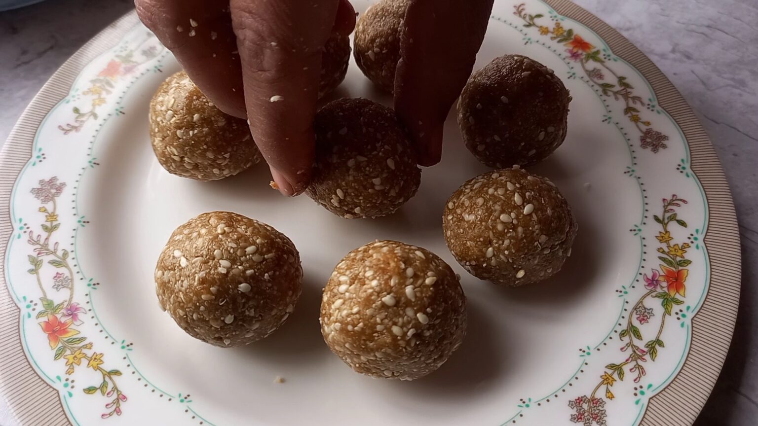 Til Ke Laddu | Sesame Seeds Laddu - Candid Treat