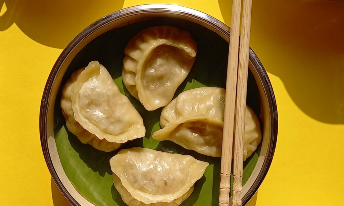 Veg Momos Recipe | with spicy Chutney and soup - Candid Treat